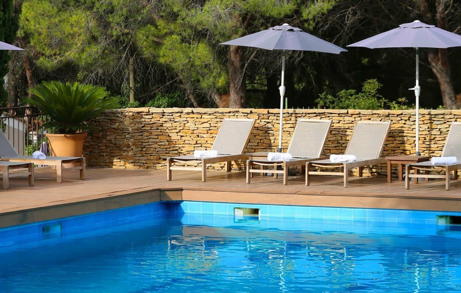 Cassis swimming pool solarium - Hôtel Spa Les Jardins de Cassis